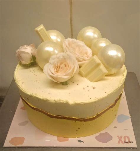 Заказной торт с живыми цветами