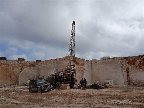 ИНЦИДЕНТ Работник пострада при работа на кариера лекари се борят за живота му Информационна