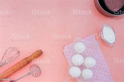 흰색 달걀 나무 롤링 핀 섬세한 분홍색 배경에 금속 거품기 와 베이킹 금형 베이킹 반죽 준비를위한 주방 용품 0명에 대한 스톡