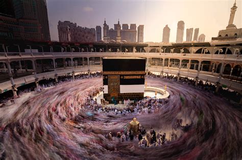 Hajj 기간 동안 사우디 아라비아 메카의 하람 모스크에있는 Kaaba의 무슬림 순례자 메카 성지 순례에 대한 스톡 사진 및