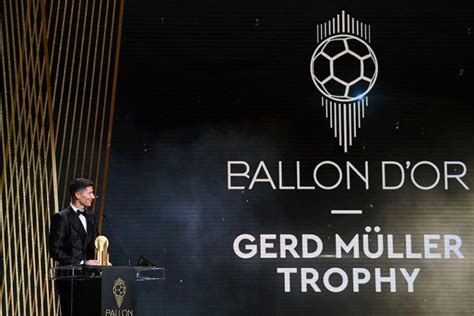 Robert Lewandowski Kembali Sabet Penghargaan Striker Terbaik