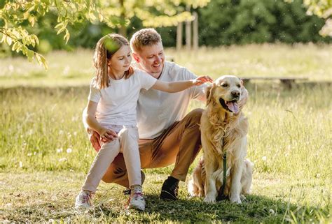 Pai E Sua Filha Brincam Com Cachorro Foto Premium