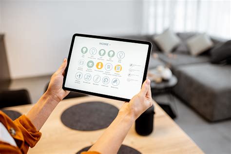 집에서 디지털 태블릿으로 스마트 장치를 제어하는 여성 가정 생활에 대한 스톡 사진 및 기타 이미지 가정 생활 가정의 방 개념 Istock