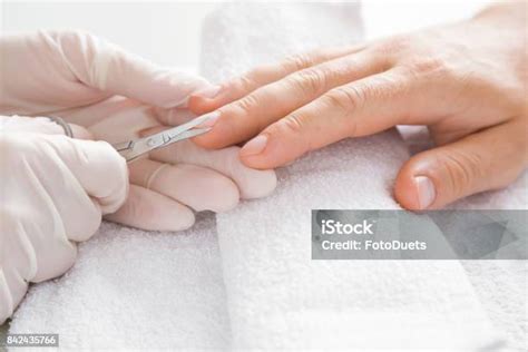 남자의 손 손톱에 대 한 장갑 관심에 손 매니큐어 미용실입니다 손톱이 위 절단 가꿔주기에 대한 스톡 사진 및 기타 이미지 가꿔주기 가위 건강관리와 의술 Istock