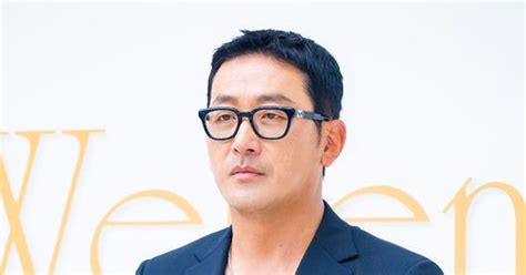 사진 하정우 블랙 수트와 안경으로 완성한 지적인 섹시미 사진 하정우 블랙 수트와 안경으로 완성한 지적인 섹시미