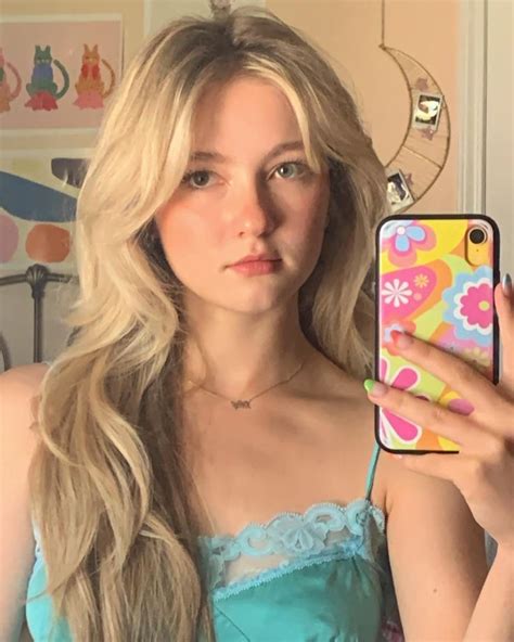 Headshot Blonde Model Beautiful Instagram Inspo Aesthetic Pretty Girl Inspiration Fashion Mirror