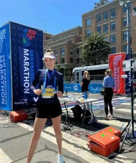 谷爱凌荣登《体育画报》封面，展示性感泳装造型比赛奥运会一面