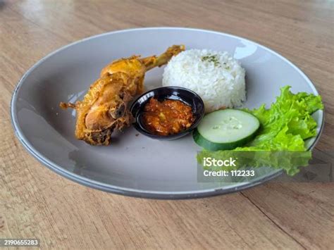 나시 아얌 고렝 누산타라는 특별한 향신료로 절인 닭고기입니다 흰 쌀밥 양상추 오이 칠리 소스와 함께 제공됩니다 인도네시아 음식 메뉴 0명에 대한 스톡 사진 및 기타 이미지
