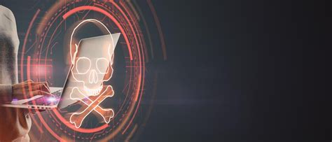Hacker Usando Notebook Com Caveira Vermelha Digital Em Fundo Escuro