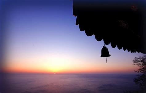 Gypsyqueen의 상사병 종소리 01초도 안 쉬고 내 마음을 울리는 그대의 종소리가 들립니다 아주 가끔 그 종소리가 아련히 들리는 날이면 그 종소리를 잡으려