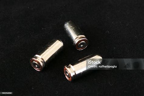 빈 총알 탄 피와 1 터키 리라 검은 땅에 빈 총알 하이브 구경에 대한 스톡 사진 및 기타 이미지 구경 구리 군사