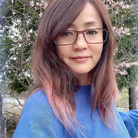 橋本志穂さんのインスタグラム動画 橋本志穂instagram「車走らせてたら ひっそりと咲く桜発見‼️ 草むらに入っていき、、 桜の