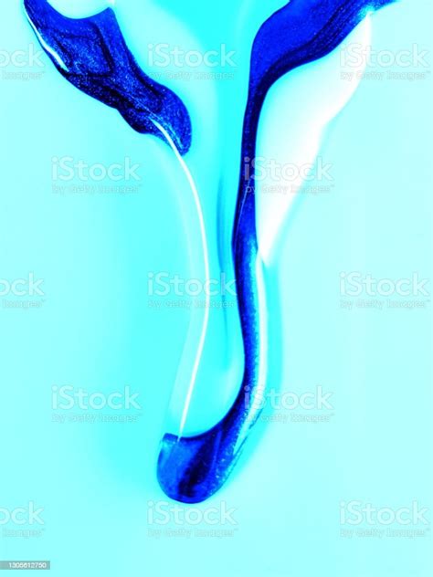 블루 매니큐어 액체 방울 얼룩 얼룩 아트 페인팅 광택 색상 질감메이크업 구성 다채로운 화장품 배경 0명에 대한 스톡 사진 및