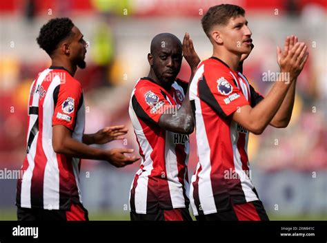Brentfords Yoane Wissa Centre Applauds The Fans After The Premier