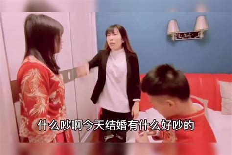 婚礼当天，新郎和伴娘在房间卿卿我我，被新娘发现，当场离婚