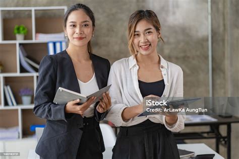 동료들 앞에서 프레젠테이션을 하는 여성 사업가 기업 그룹 교육에서 노트북과 금융 서류를 테이블 위에 올려놓은 재무 차트를 설명하는 여성 사업가 일함에 대한 스톡 사진 및