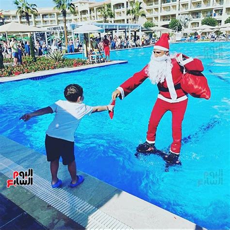 بابا نوبل الطائر يقدم عروضه ويوزع هداياه على السياح بفنادق الغردقة لاعب الـفلاى بورد