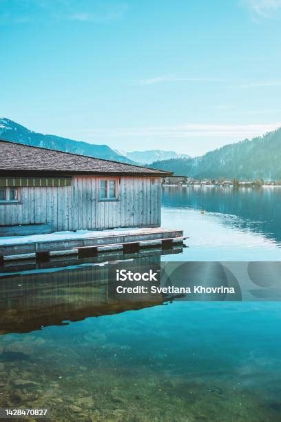 Tegernsee 호수의 해안에있는 목조 낚시 집 바이에른의 알파인 산맥 독일의 아름다운 풍경 0명에 대한 스톡 사진 및 기타