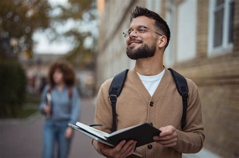 안경을 쓰고 책가방을 메고 야외에서 열린 노트북을 들고 웃는 학생 20 24세에 대한 스톡 사진 및 기타 이미지 20 24세 2명 30 34세 Istock