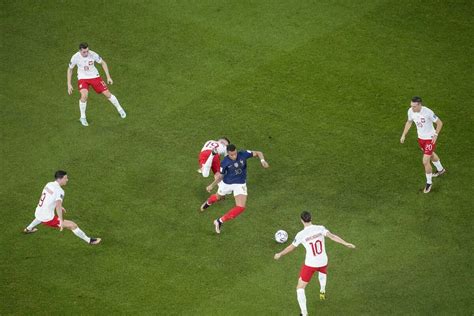 ＜w杯カタール大会決勝t1回戦＞フランス代表fwエムバペ（中央）を取り囲むfwレバンドフスキ（左端）らポーランド代表イレブン（ap