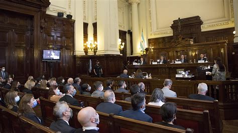 Una Funcionaria Buscó Que La Iglesia Adaptara Su Certificado De