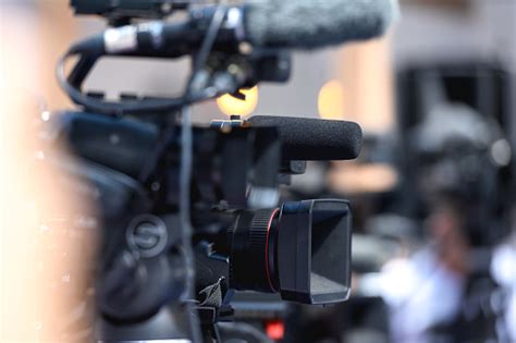 실내에서 공개 뉴스 보도를 수행하는 언론 및 미디어 카메라 언론인에 대한 스톡 사진 및 기타 이미지 언론인 낮 가정용 캠코더 Istock