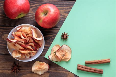 나무 테이블에 사과 칩과 계피와 붉은 사과의 최고 보기 복사 공간을 가지고 있습니다 가을에 대한 스톡 사진 및 기타 이미지 가을 감자 칩 건강한 생활방식 Istock