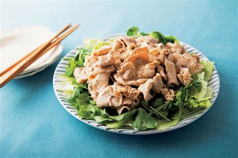 野菜たっぷり豚しゃぶ豆乳ゴマダレ。タレは肉にしみ込ませるのがコツ Esseonline（エッセ オンライン）