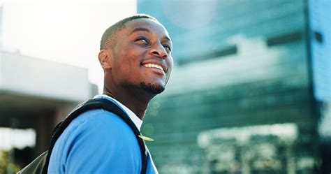 행복하고 흑인이며 의학 연구 계획 및 의료 기회를 위해 도시에서 생각하는 학생입니다 미소 사람 또는 아침 출퇴근 학습 인턴쉽 학업 장학금 및 간호 프로그램 20 24세에