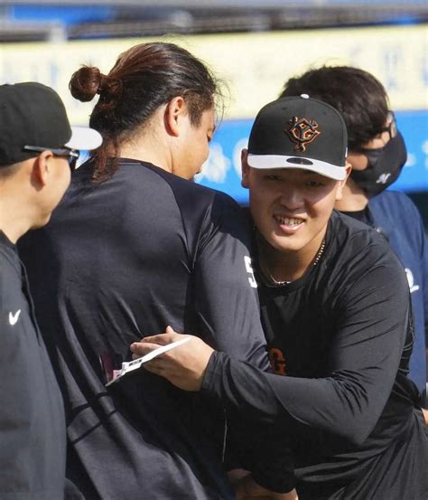 ＜ロ・巨＞試合前、沢村に抱きつく岡本（撮影・長久保 豊） ― スポニチ Sponichi Annex 野球