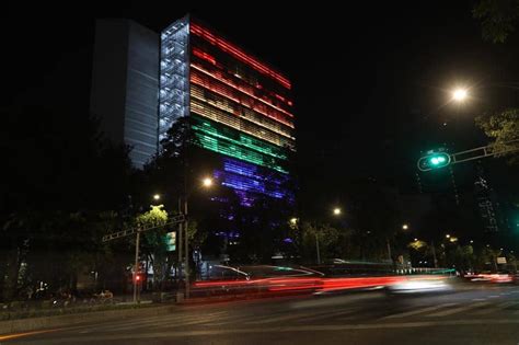 Monumentos De La Cdmx Se Iluminan Con La Bandera Arcoíris Fotos