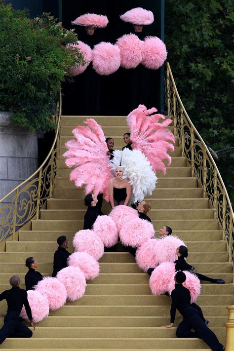 Lady Gaga es la más elegante con un top negro de Dior y medias en la