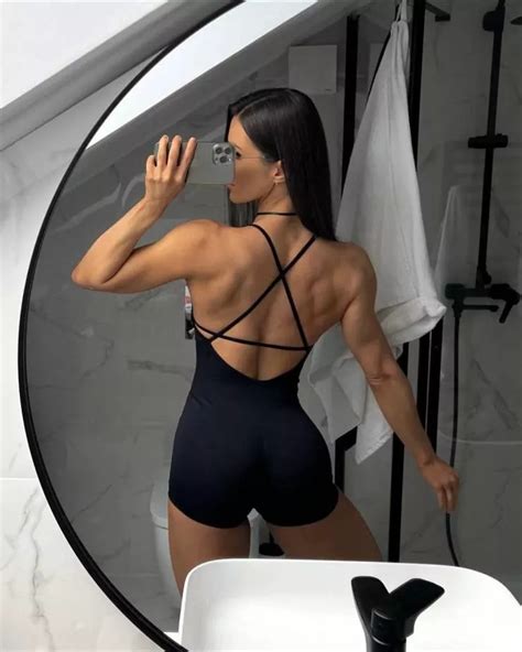 Sexy Cleavage And Thigh Gaps Irresistible Body Spaces 37 Pics Pauznet