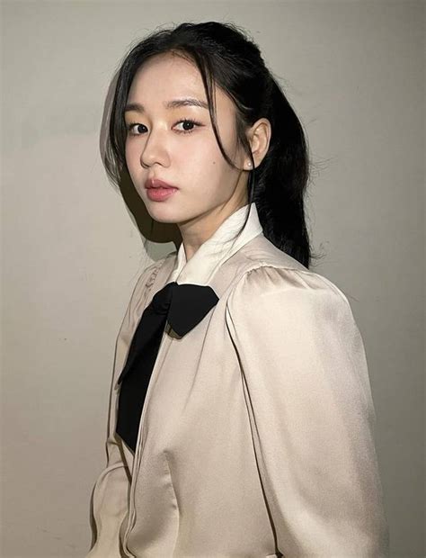 패션엔 안은진 청초한 옆태 미모 하이틴 소녀 같은 블라우스and타이 프레피룩