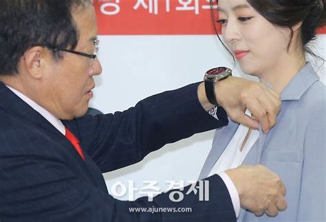 [포토] 배현진에 뱃지 달아주는 홍준표 Me Too 조심해야 아주경제