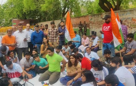 Wrestlers Protest Vinesh Phogat Bajrang Punia Sakshi Malik Public To