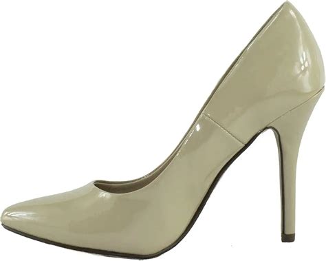 لغزش زنان خوشمزه بر روی پمپ های پاشنه بلند انگشت اشاره انگشتی رسمی