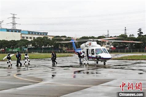 救助船直升机长江口海空联动 救下12名遇险人员 救援 上海 海上