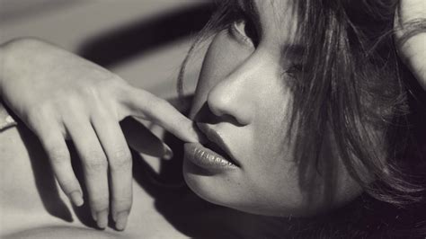 壁纸 面对 白色 黑色 妇女 模型 特写 情感 皮肤 手指 头 女孩 美丽 微笑 眼 女人 淑女 黑与白