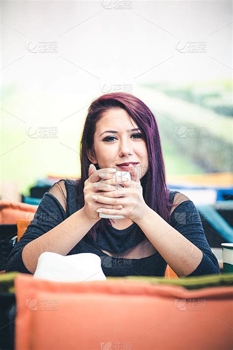 在咖啡店喝咖啡的漂亮女孩