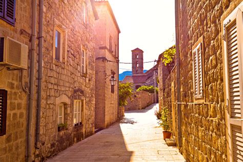 스톤 거리의 역사적인 도시와 교회 영역을 볼 Peljesac 반도 달마티아 크로아티아의 담 경계에 대한 스톡 사진 및 기타