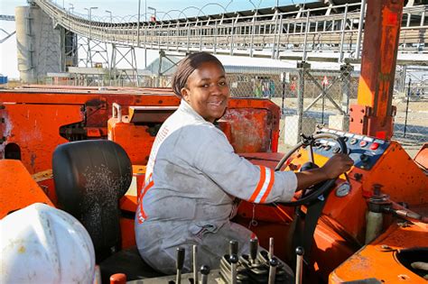 지 하 백금 팔라듐 여성 광부 운영 차량 기계 광석 바위를 이동 하는 데 사용 광업에 대한 스톡 사진 및 기타 이미지 광업 여자 남아프리카공화국 Istock