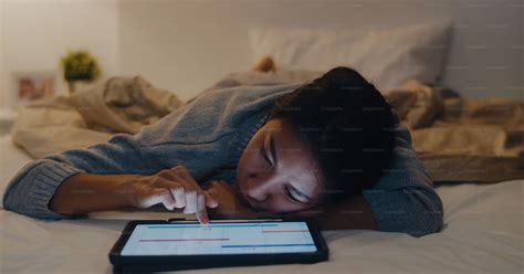 프리랜서 아시아 여성 캐주얼웨어는 집 밤에 침실에서 침대에서 노트북을 사용하여 열심히 일합니다 재택근무 재택근무 자가격리 사회적 거리두기 코로나바이러스 예방을 위한