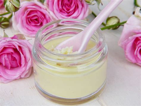10 Rekomendasi Moisturizer Untuk Kulit Berminyak Yang Bagus