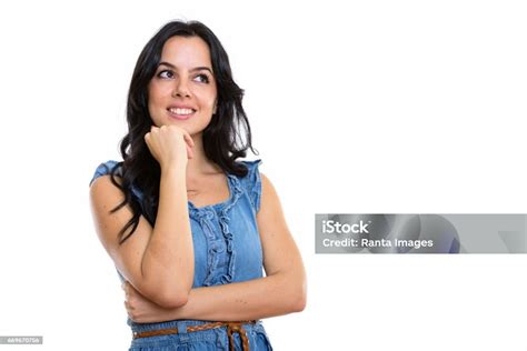 행복 한 젊은 스페인 여자 보면서 생각 하 고 웃 고의 스튜디오 샷 25 29세에 대한 스톡 사진 및 기타 이미지 25 29세 한 명의 여자만 20 29세 Istock