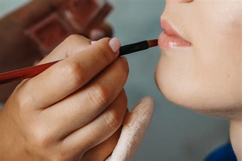 Visagiste 그녀의 얼굴 뒤에 연필 보유 하면서 섬세 한 여자의 입술의 근접 촬영 갈색 머리에 대한 스톡 사진 및 기타 이미지 갈색 머리 결혼 의식 결혼식