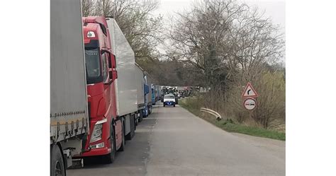 Спират движението на тирове в четири области заради горещините