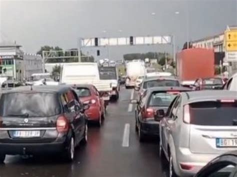 ГУЖВЕ НА ГРАНИЧНИМ ПРЕЛАЗИМА Наоружајте се стрпљењем