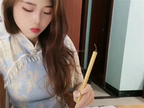 4岁左眼失明，00后女教师苦练书法走出自卑 知乎