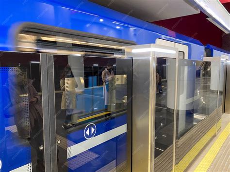 Premium Photo A Blue Train Carriage With Open And Closed Sliding